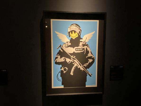 バンクシー「Flying Copper」(空飛ぶ警官)の販売と解説 | The Art of Banksy