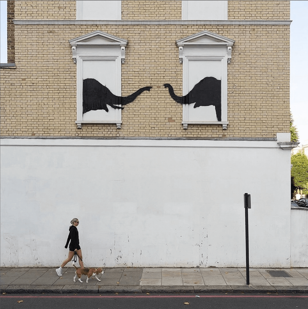 バンクシー 2日連続 ロンドンで新作を発表。 ヤギの次は象の作品? | The Art of Banksy